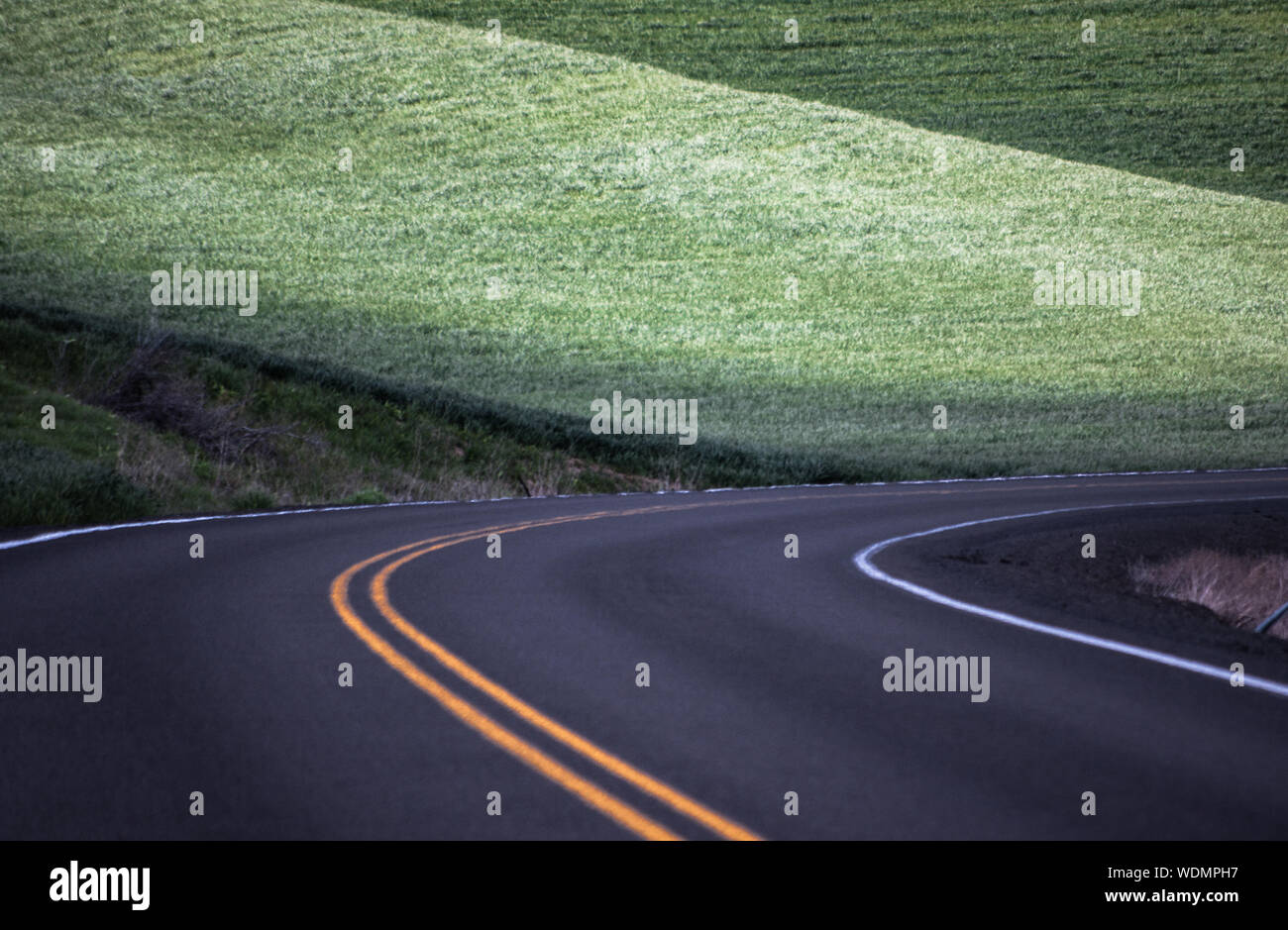 Curved asphalt road hi-res stock photography and images - Alamy