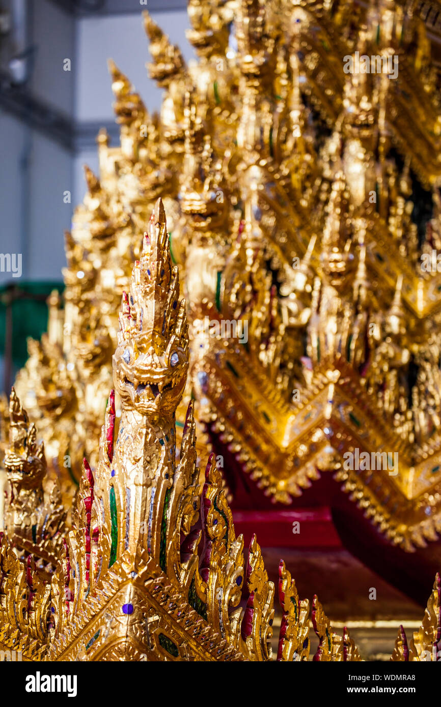 Gold statues hi-res stock photography and images - Alamy