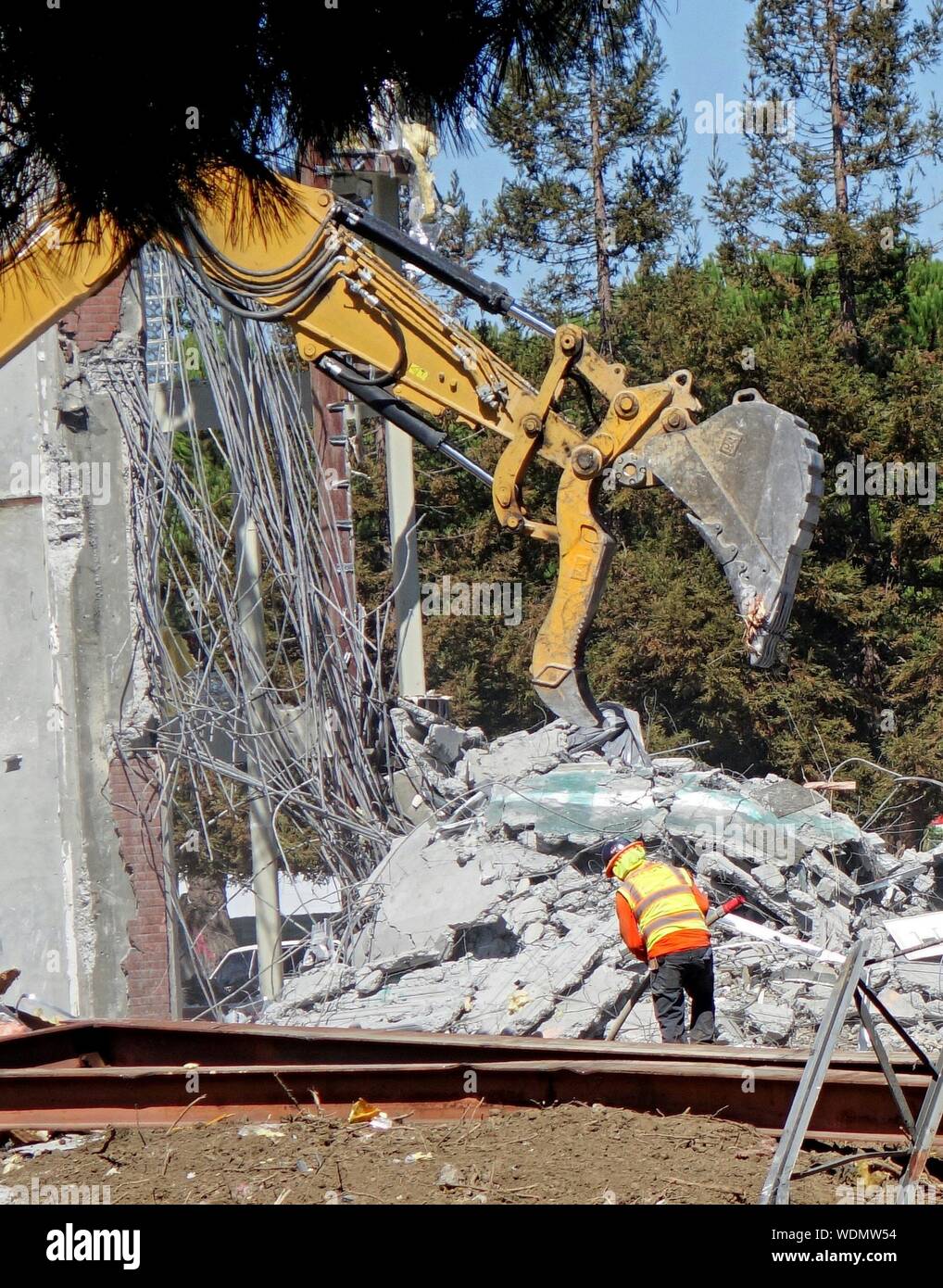 Building being demolished hi-res stock photography and images - Alamy