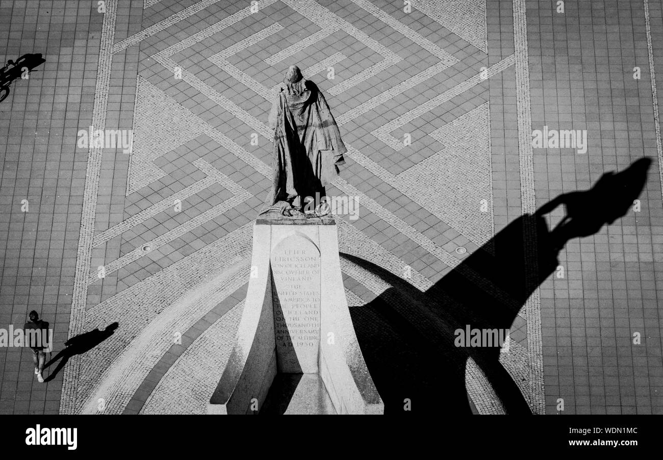 Town square monument Black and White Stock Photos & Images - Alamy