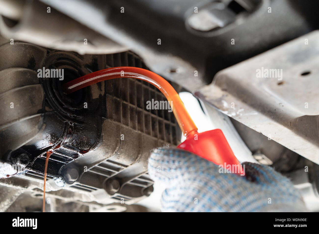 Changing oil in car motor hi-res stock photography and images - Alamy