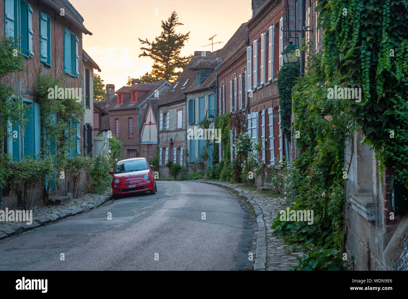Blue house gerberoy france hi-res stock photography and images - Alamy