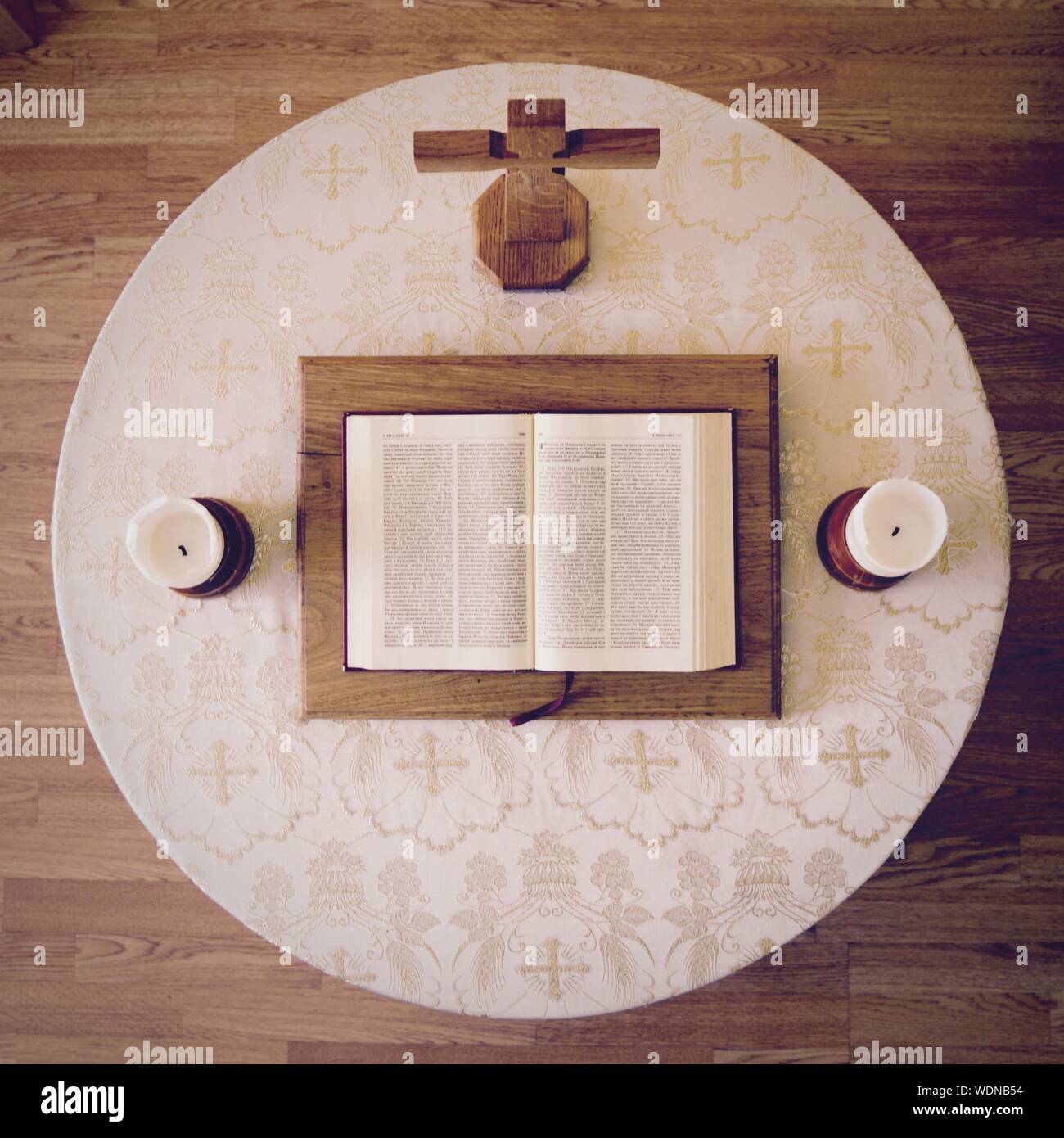 Open bible cross on top hi-res stock photography and images - Alamy