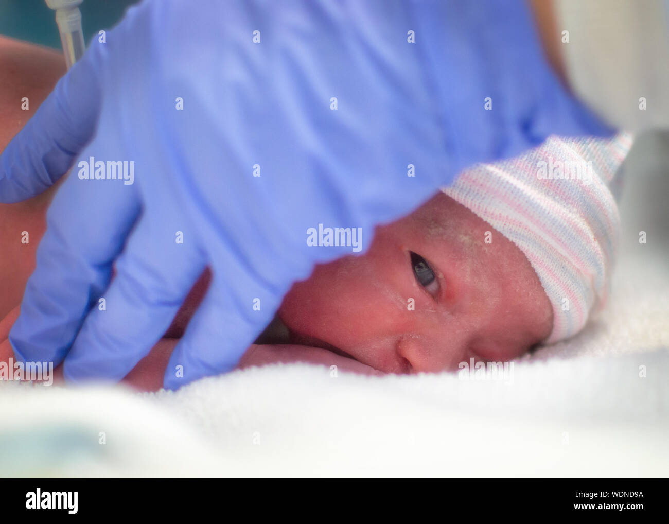 Doctor bed hand hi-res stock photography and images - Alamy