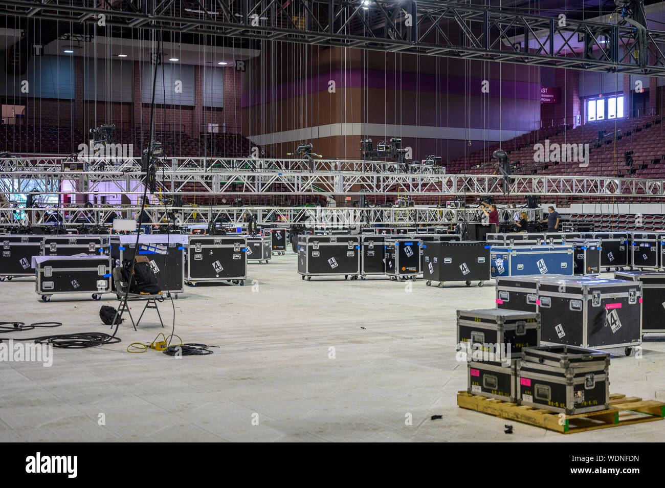 Arena stage center hi-res stock photography and images - Alamy