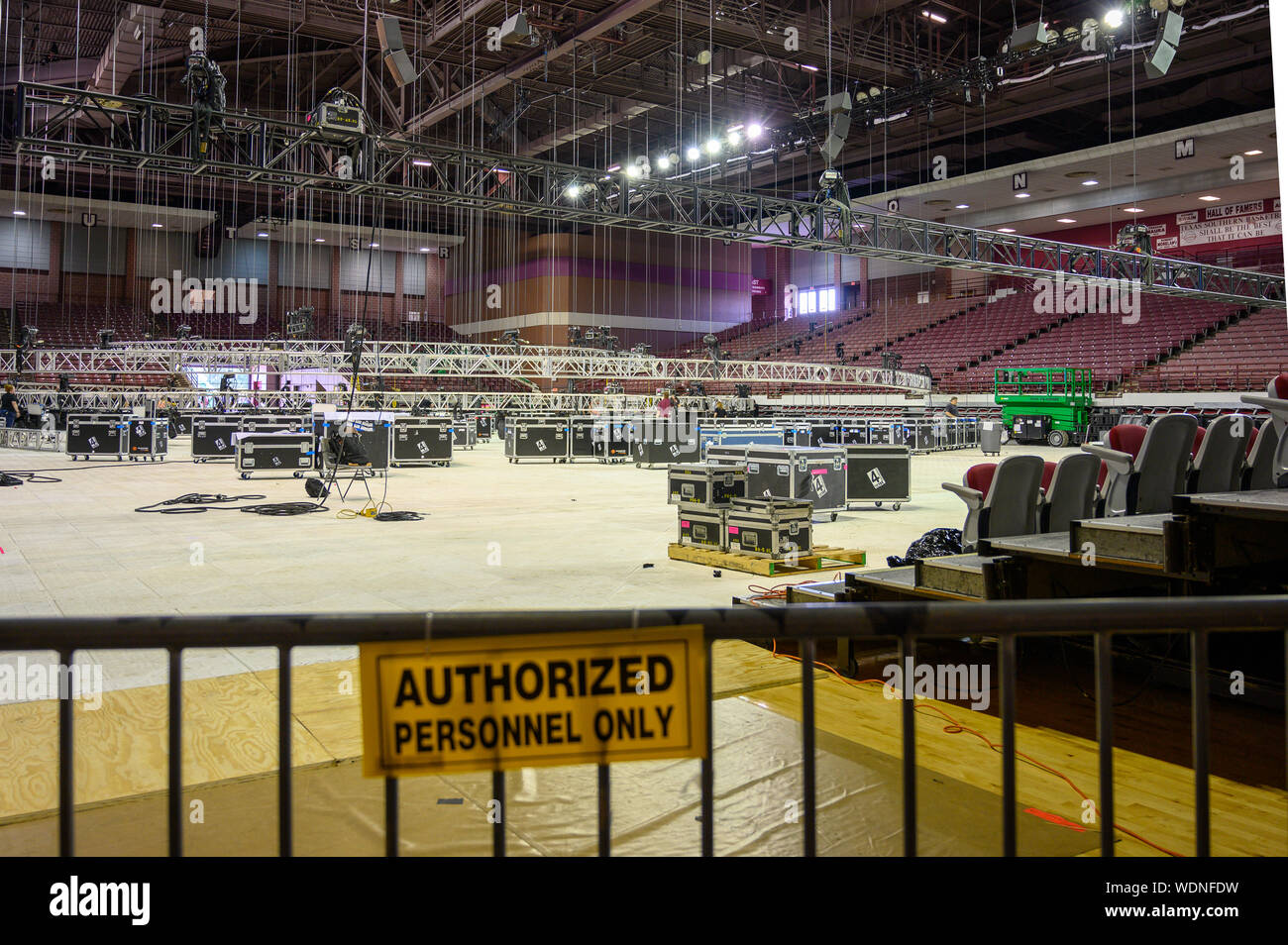 Arena stage center hi-res stock photography and images - Alamy