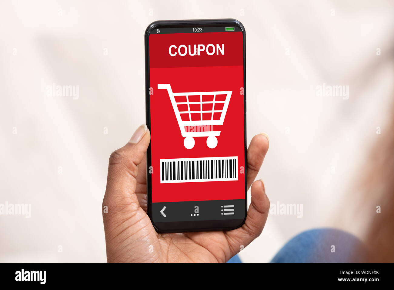 Mans hand holding mobile phone hi-res stock photography and images - Alamy