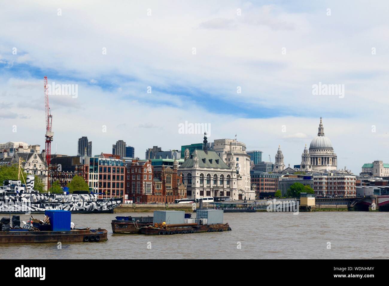 Container ship thames hi-res stock photography and images - Alamy