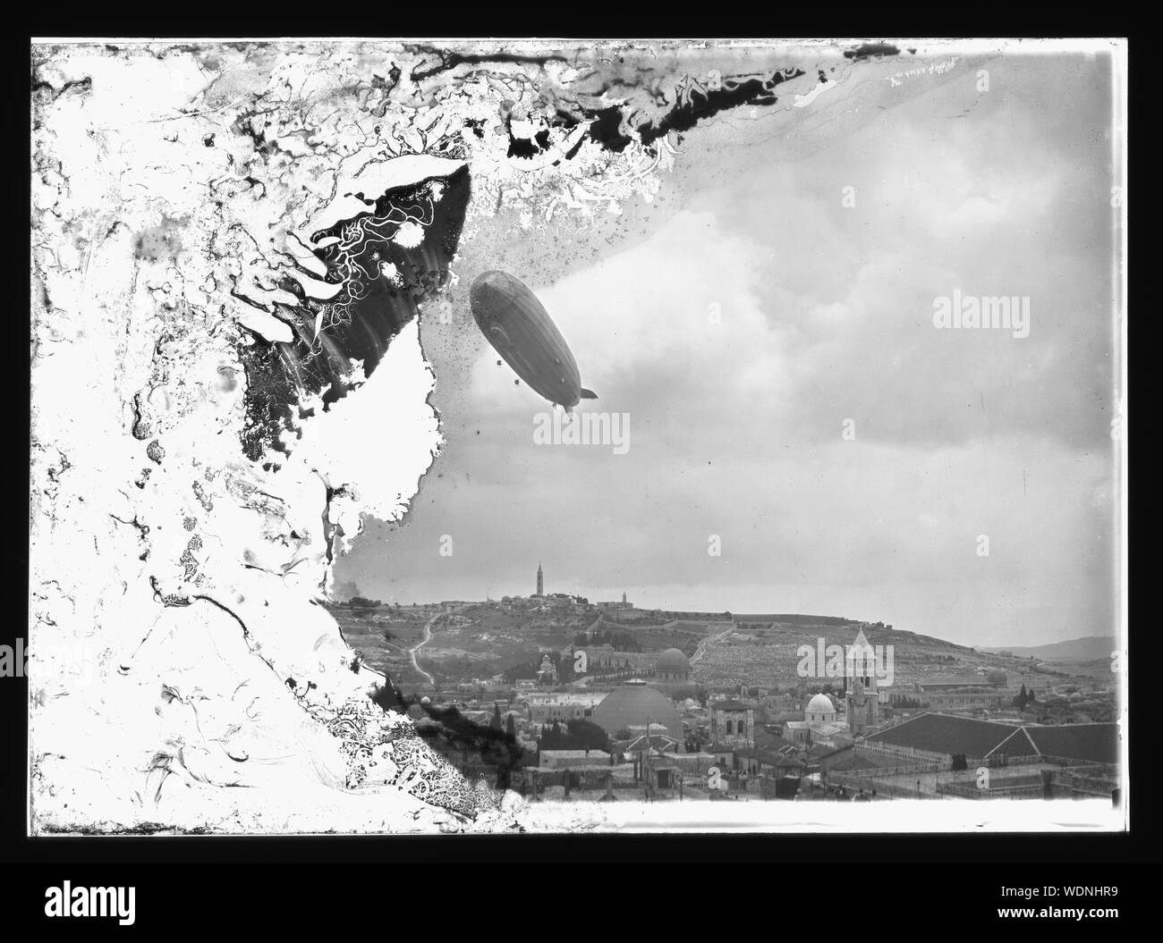 Zeppelin over city Black and White Stock Photos & Images - Alamy