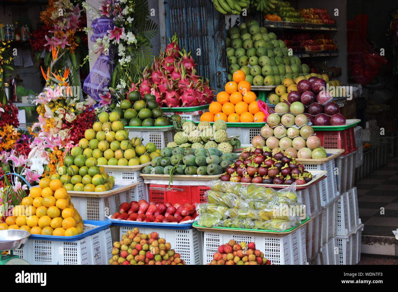 Tropical fruits stall hi-res stock photography and images - Alamy
