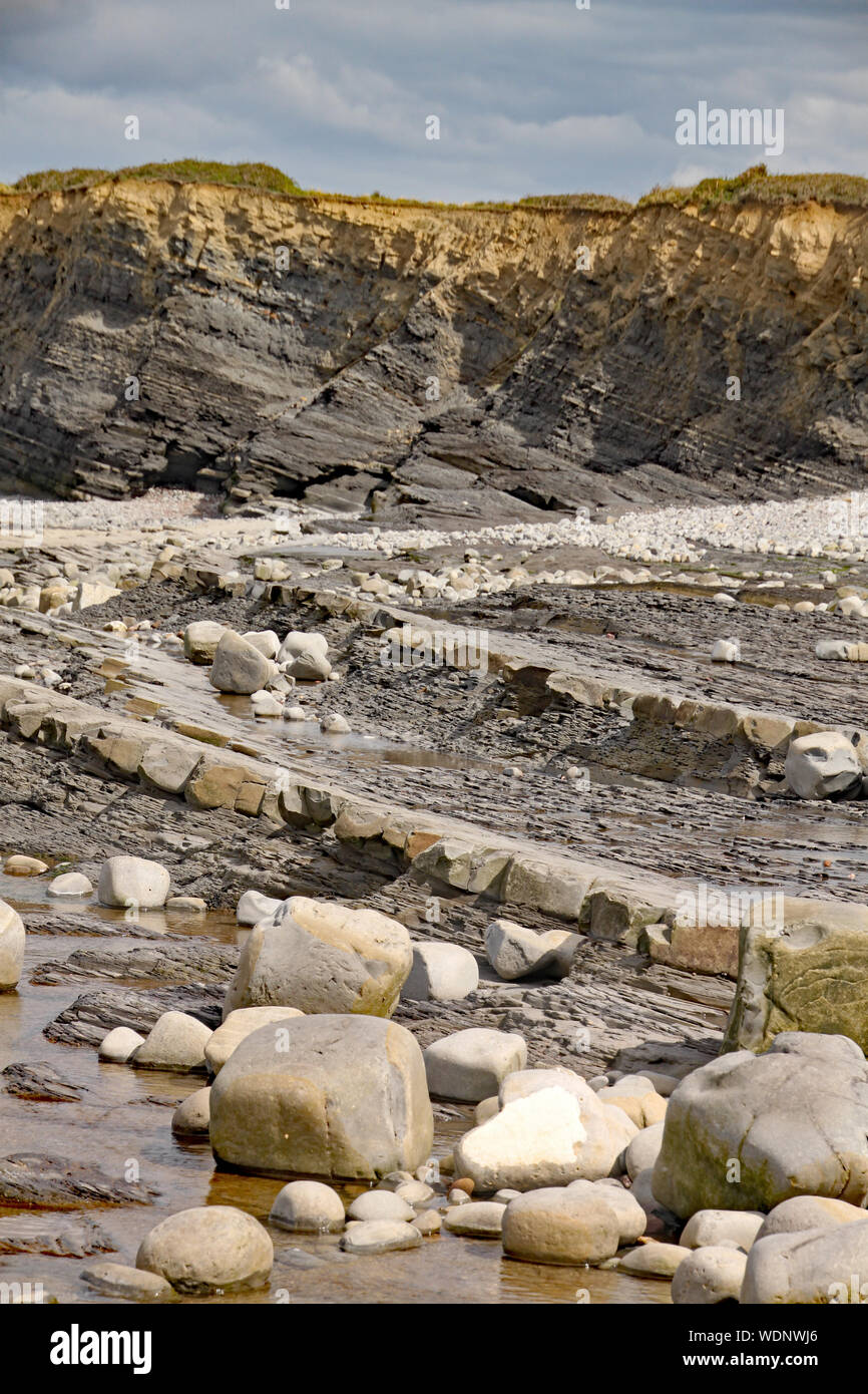 Pebbles rocks crack geology hi-res stock photography and images - Alamy