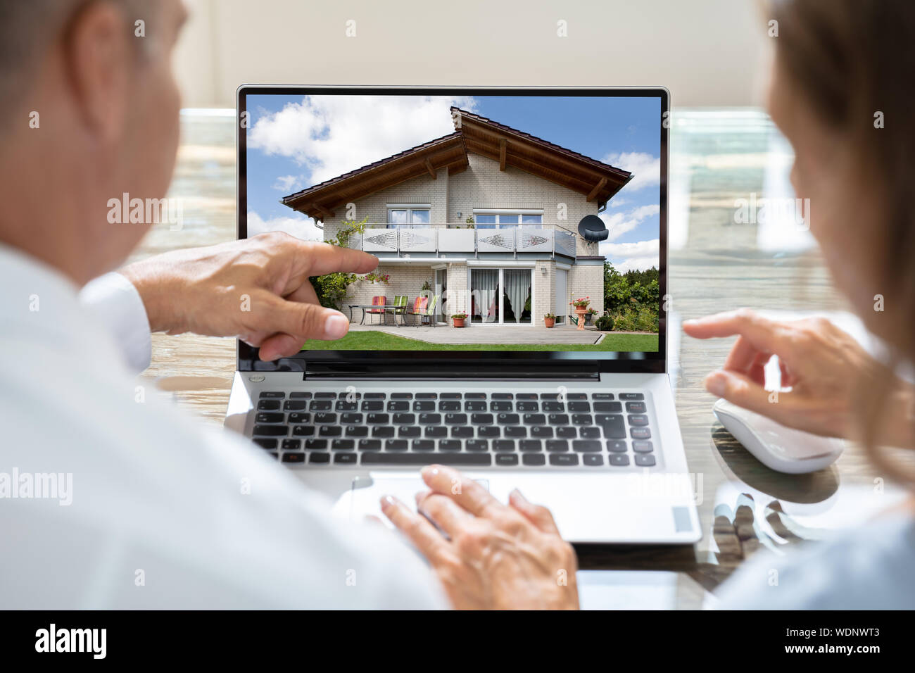 Senior laptop couple screen hi-res stock photography and images - Alamy