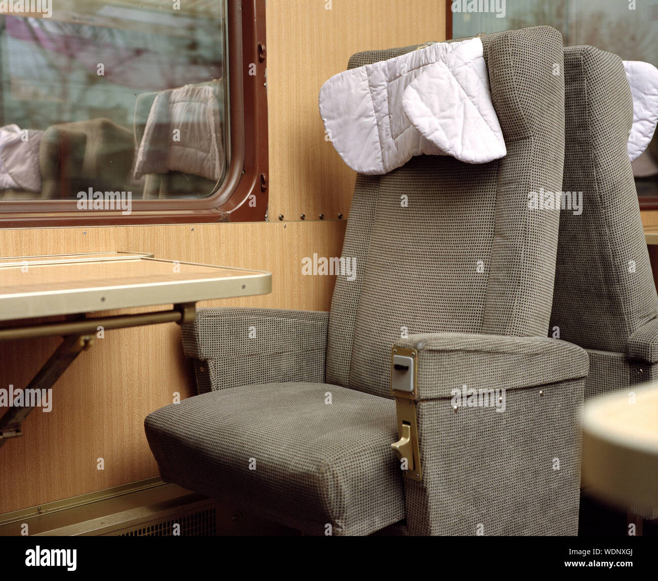 Train window table hi-res stock photography and images - Alamy