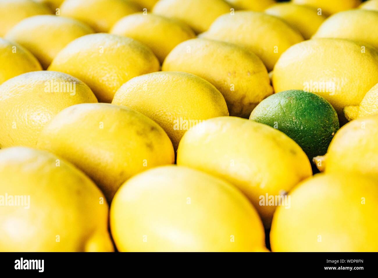 Lemons market stall hi-res stock photography and images - Alamy