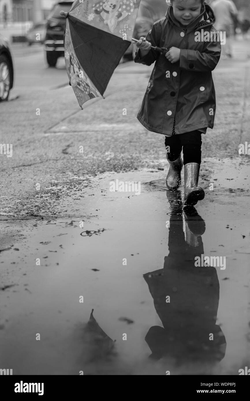 Puddle reflection child hi-res stock photography and images - Alamy