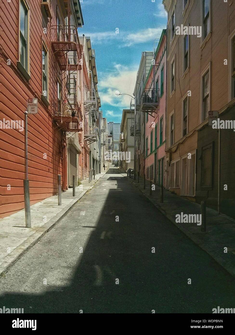 Single buildings hi-res stock photography and images - Alamy