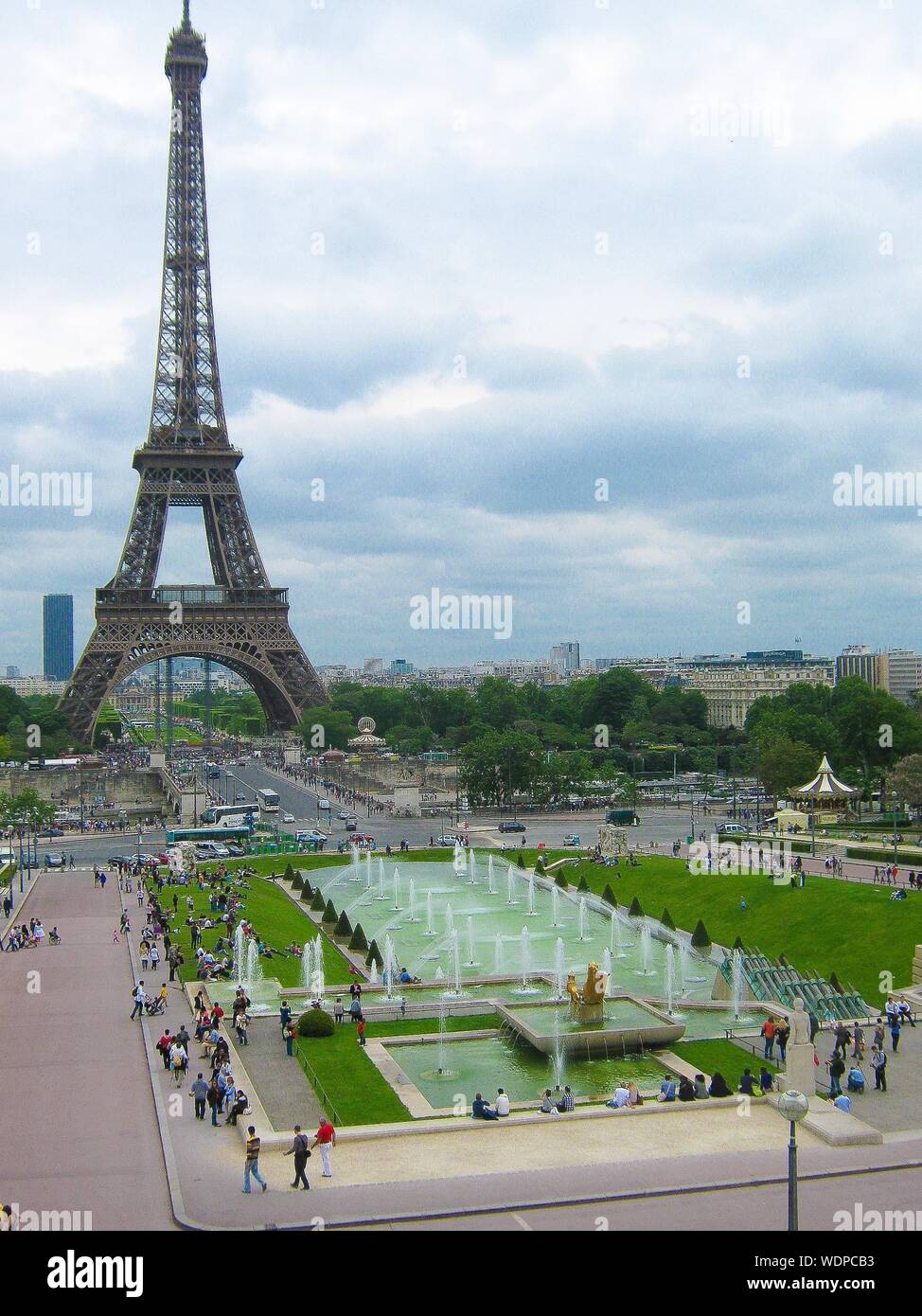 Near eiffel tower hi-res stock photography and images - Alamy