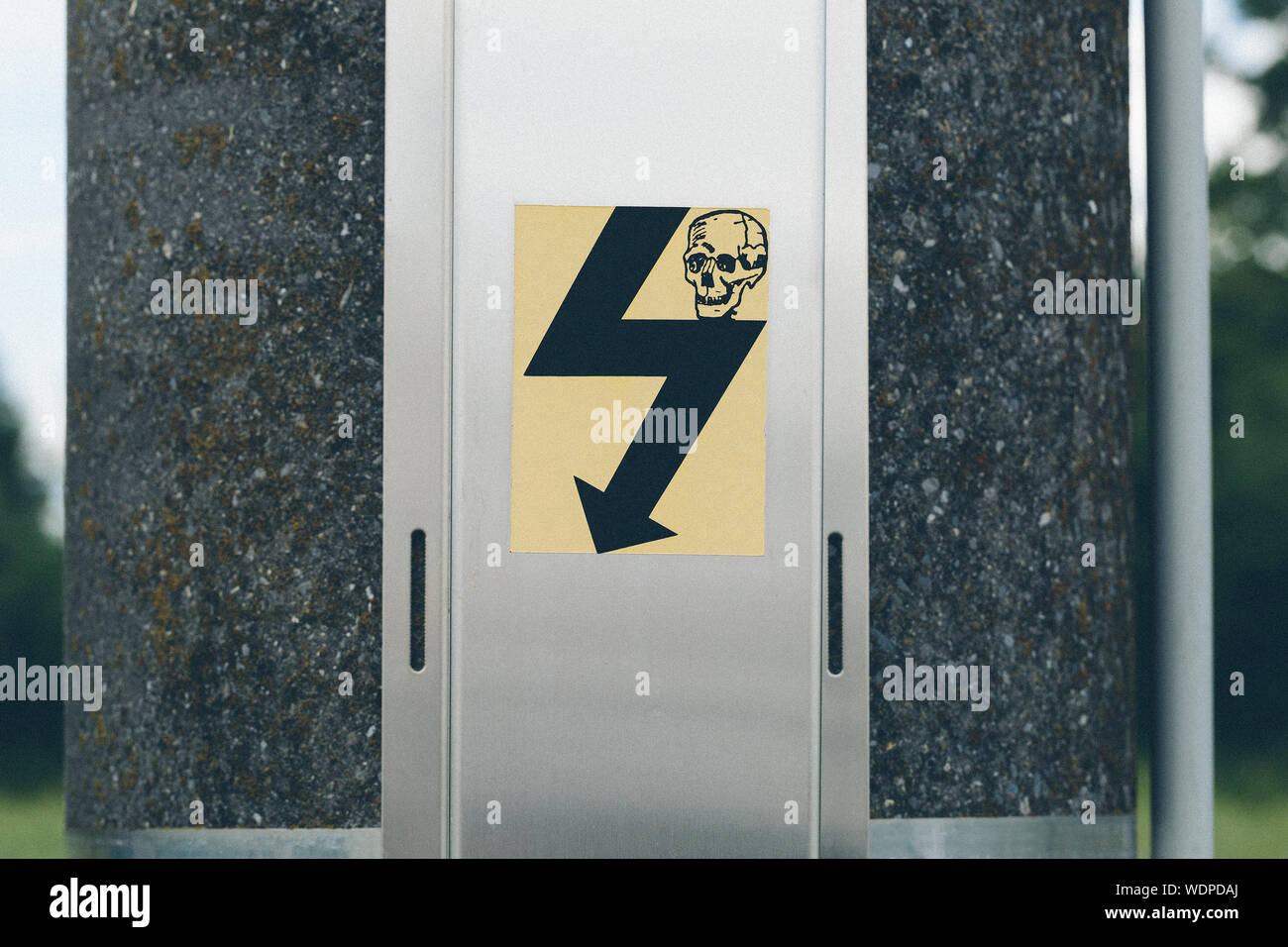 Electric power warning sign skull hi-res stock photography and images ...