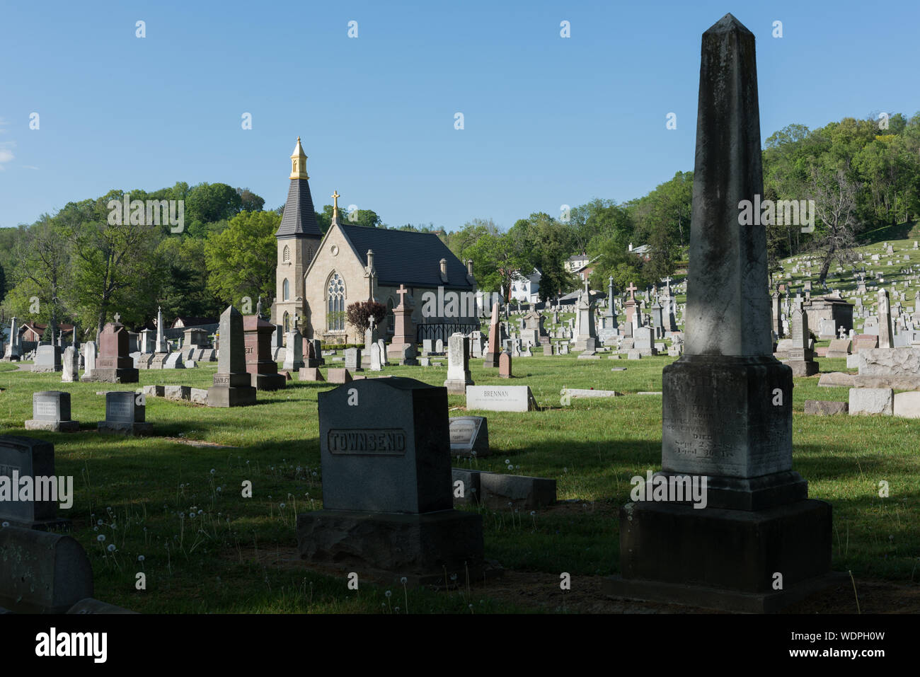 Mount calvary cemetery hi-res stock photography and images - Alamy