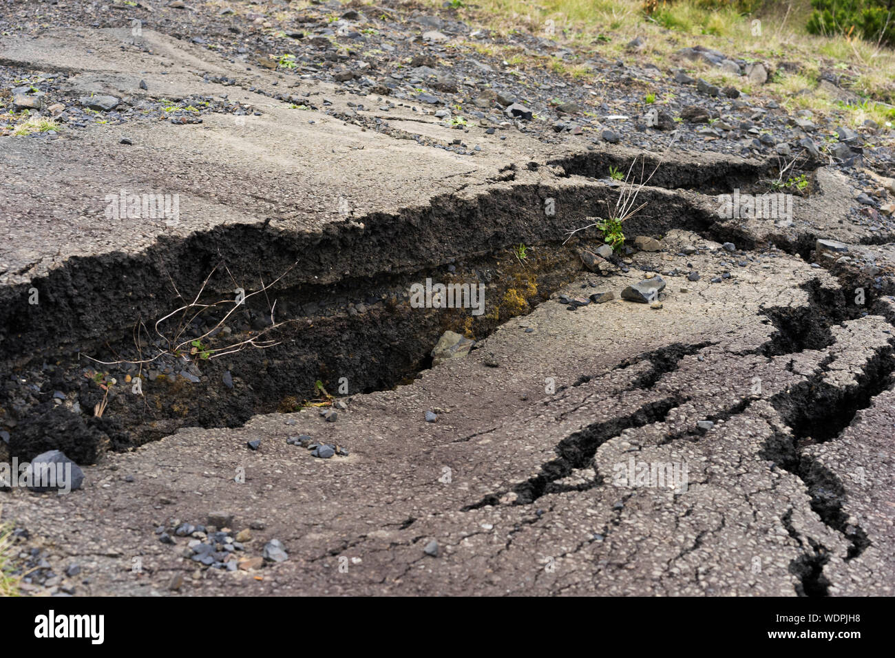 Earthquake damaged road hi-res stock photography and images - Alamy