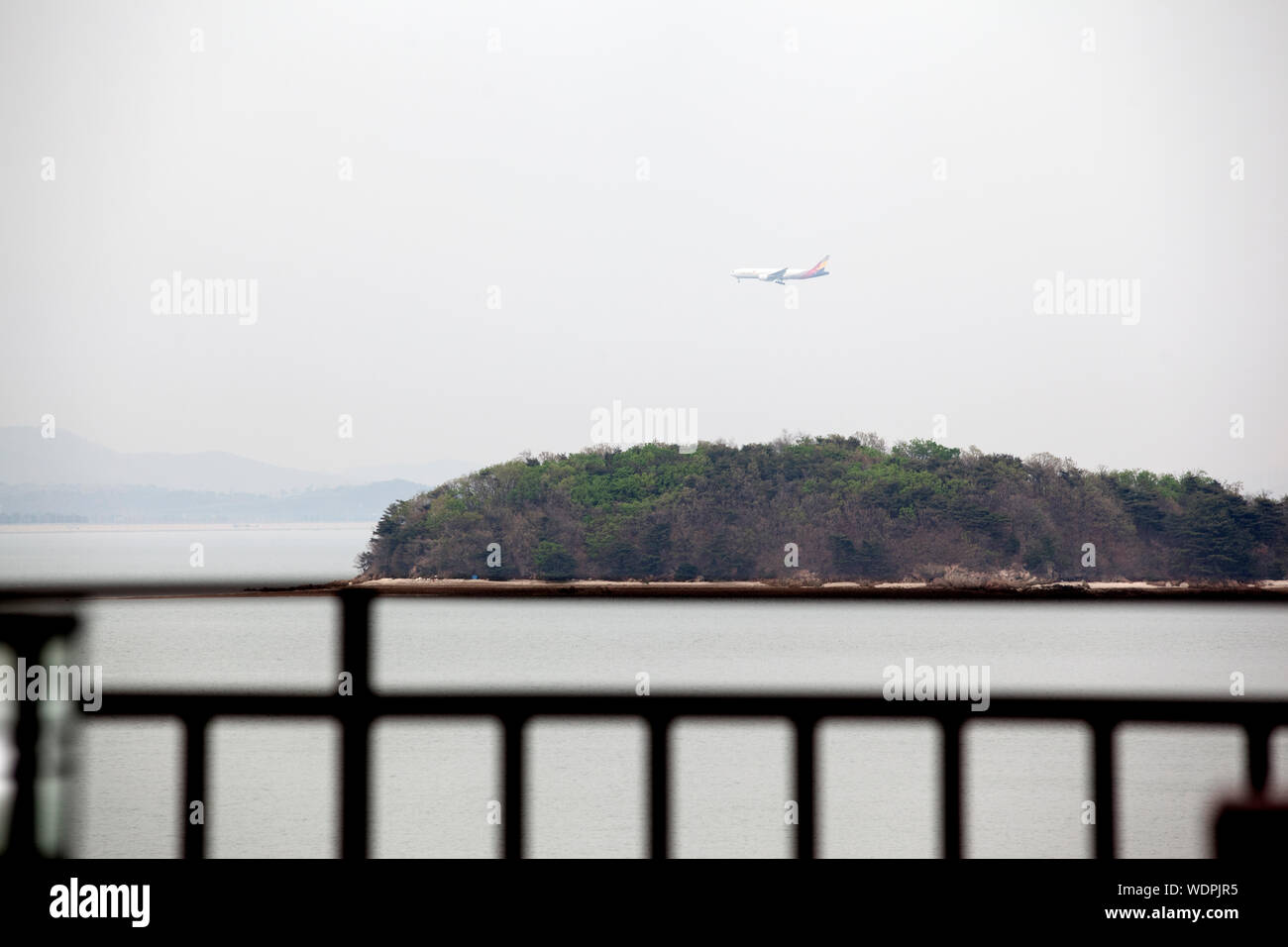 Airplane flying island hi-res stock photography and images - Alamy