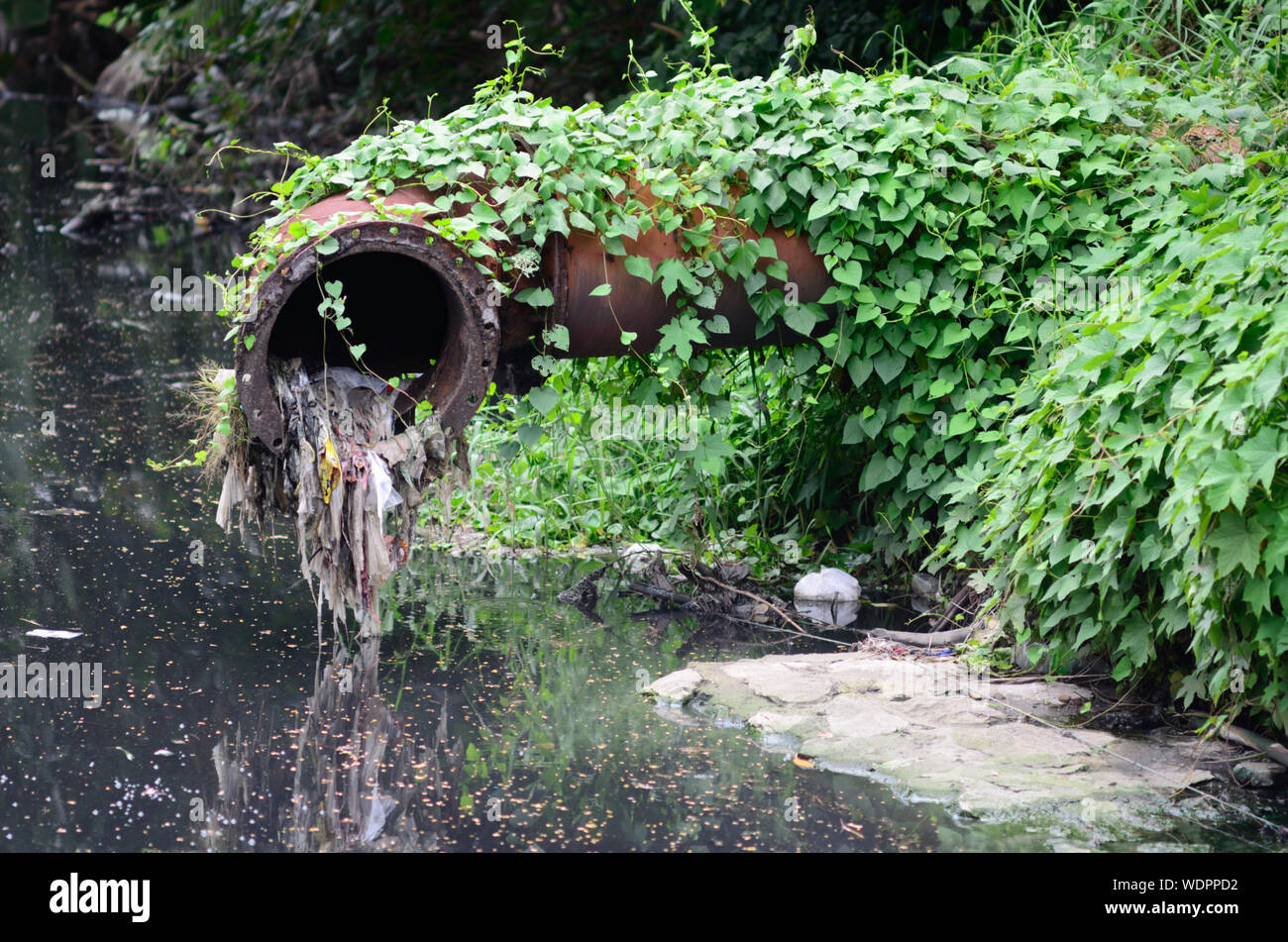 Gutter pipe hi-res stock photography and images - Alamy