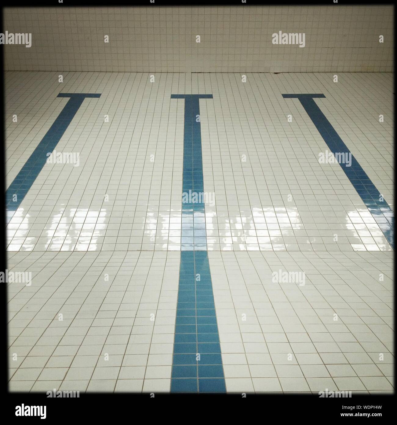 Empty swimming pool dry hi-res stock photography and images - Alamy