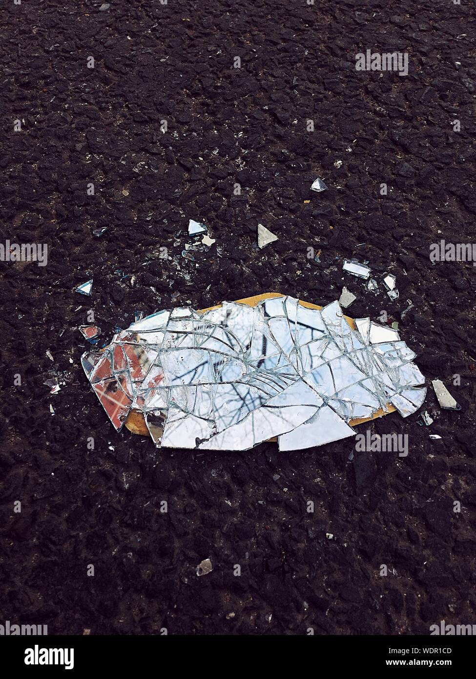 Old broken mirror hi-res stock photography and images - Alamy