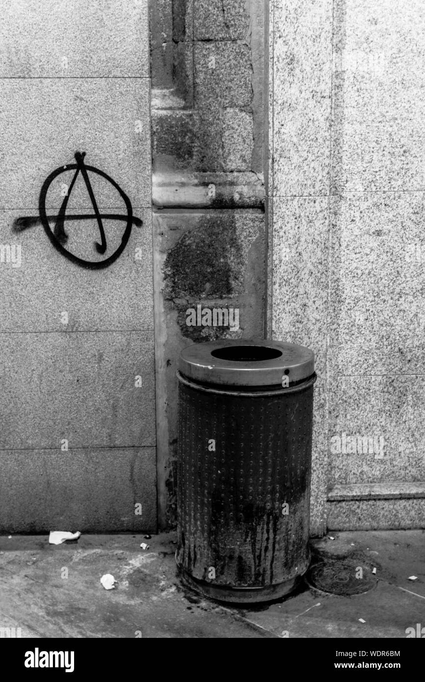 Dirty bin hi-res stock photography and images - Alamy