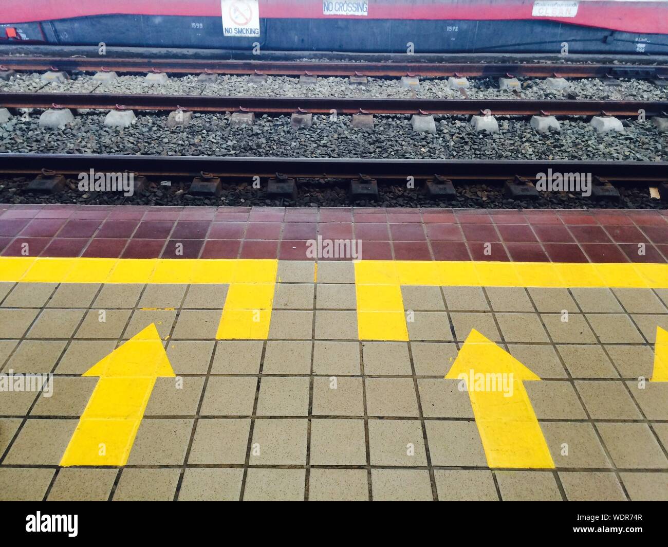 Platform signs hi-res stock photography and images - Alamy