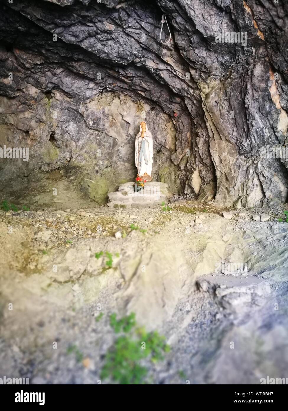 Statue in cave hi-res stock photography and images - Alamy