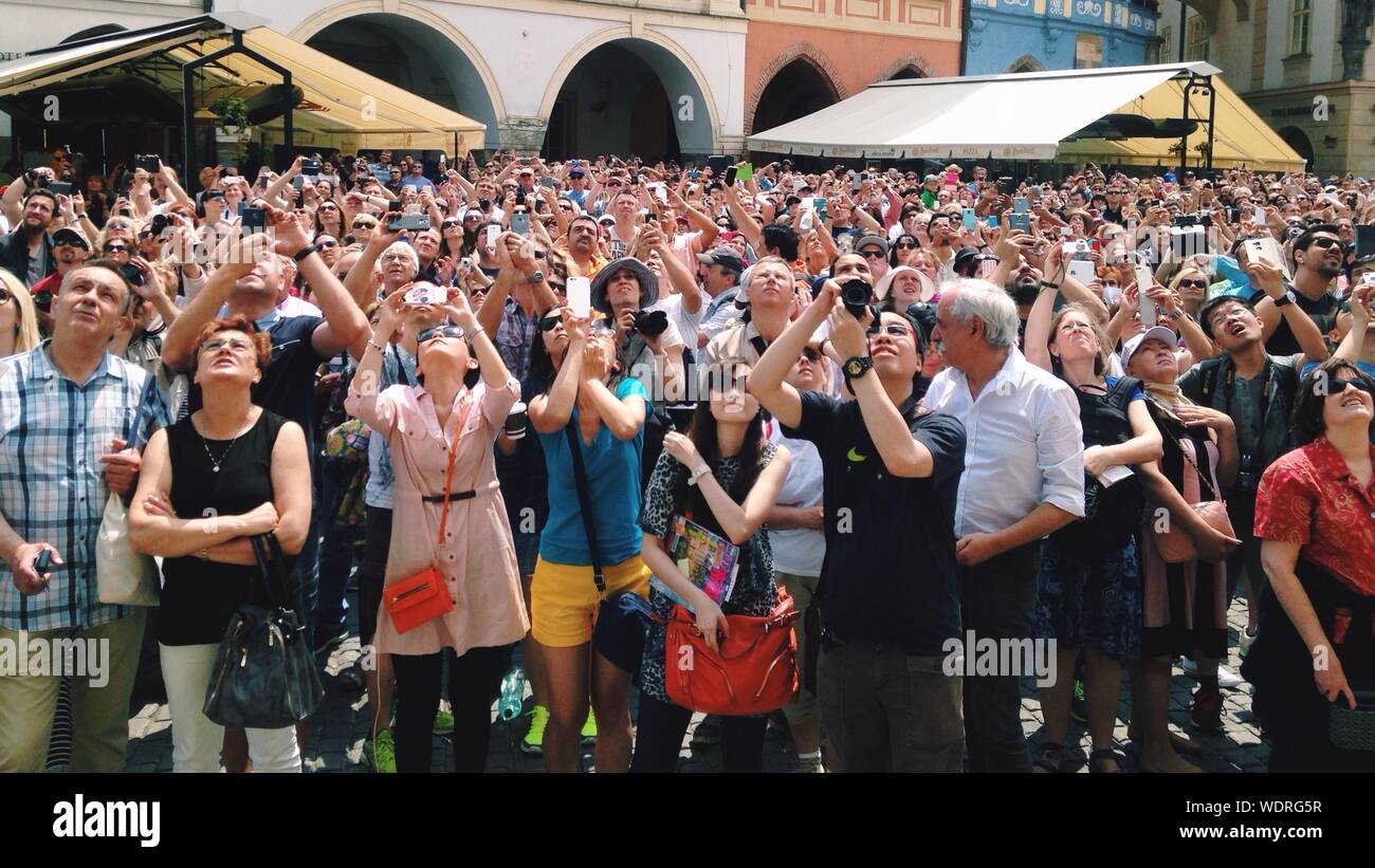 Crowd of people looking to camera hi-res stock photography and images ...