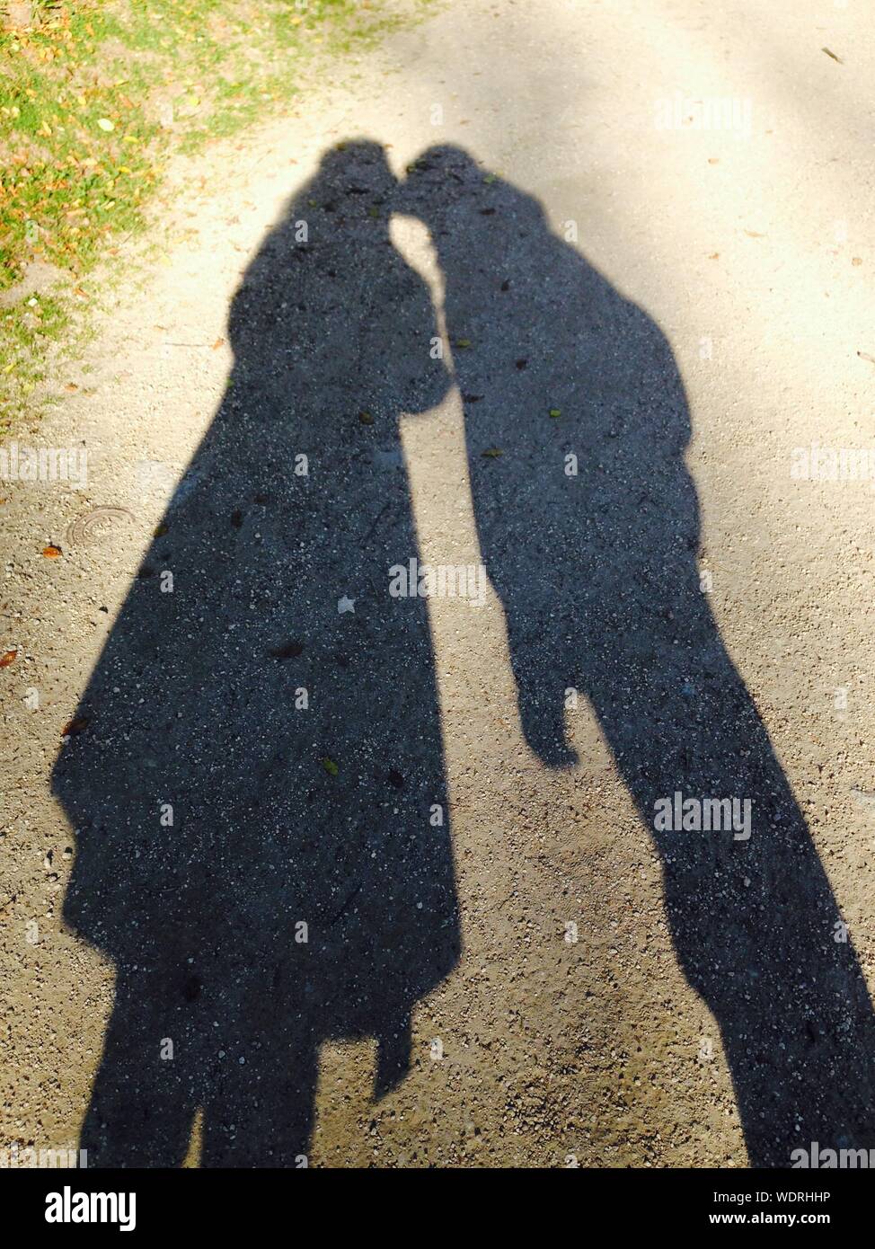 Two shadow kissing hi-res stock photography and images - Alamy