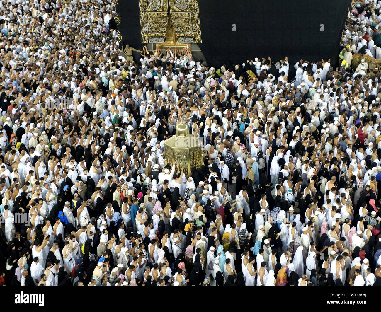 Middle eastern crowd hi-res stock photography and images - Alamy