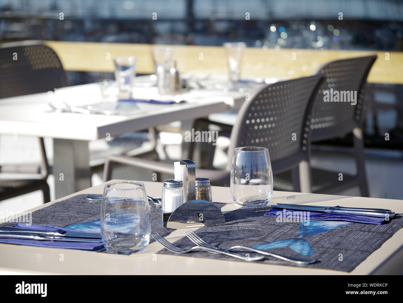 Empty table empty chairs hi-res stock photography and images - Alamy