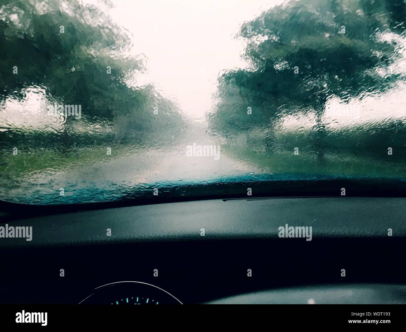 Car windshield rain hi-res stock photography and images - Alamy