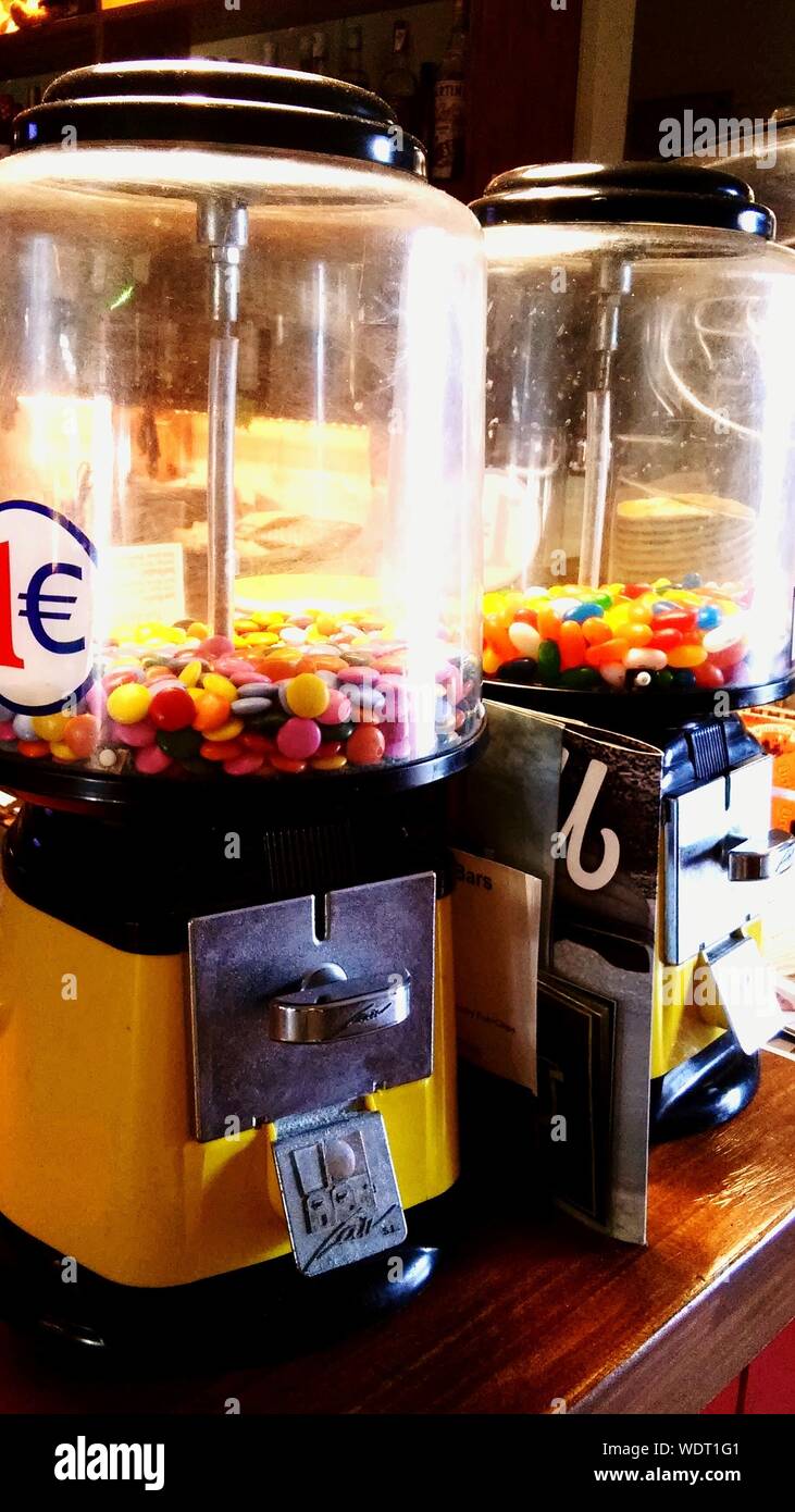 Vending machines close hi-res stock photography and images - Alamy