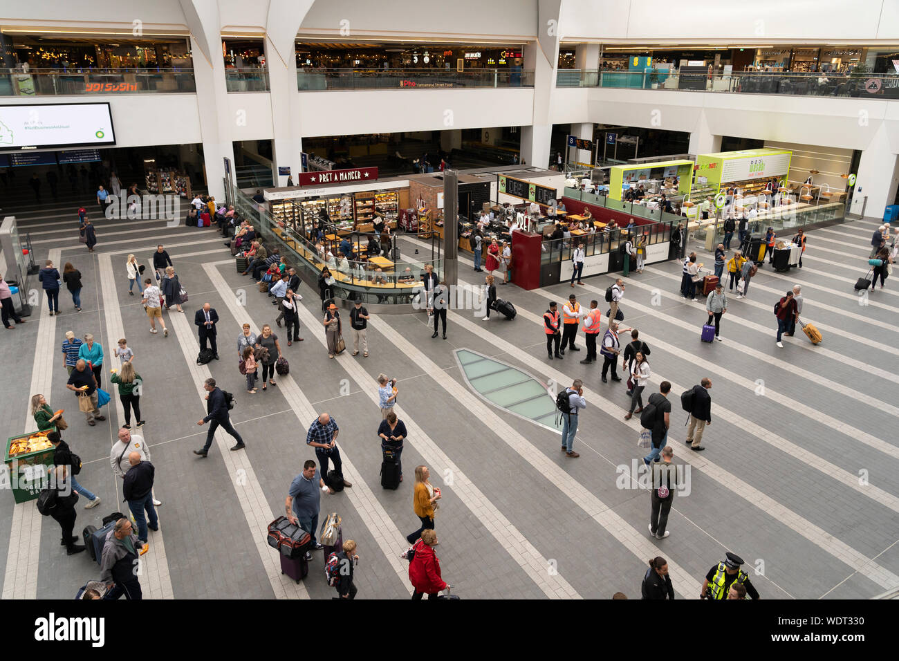 Shoppers and commuters in the central atrium of Grand Central shopping ...