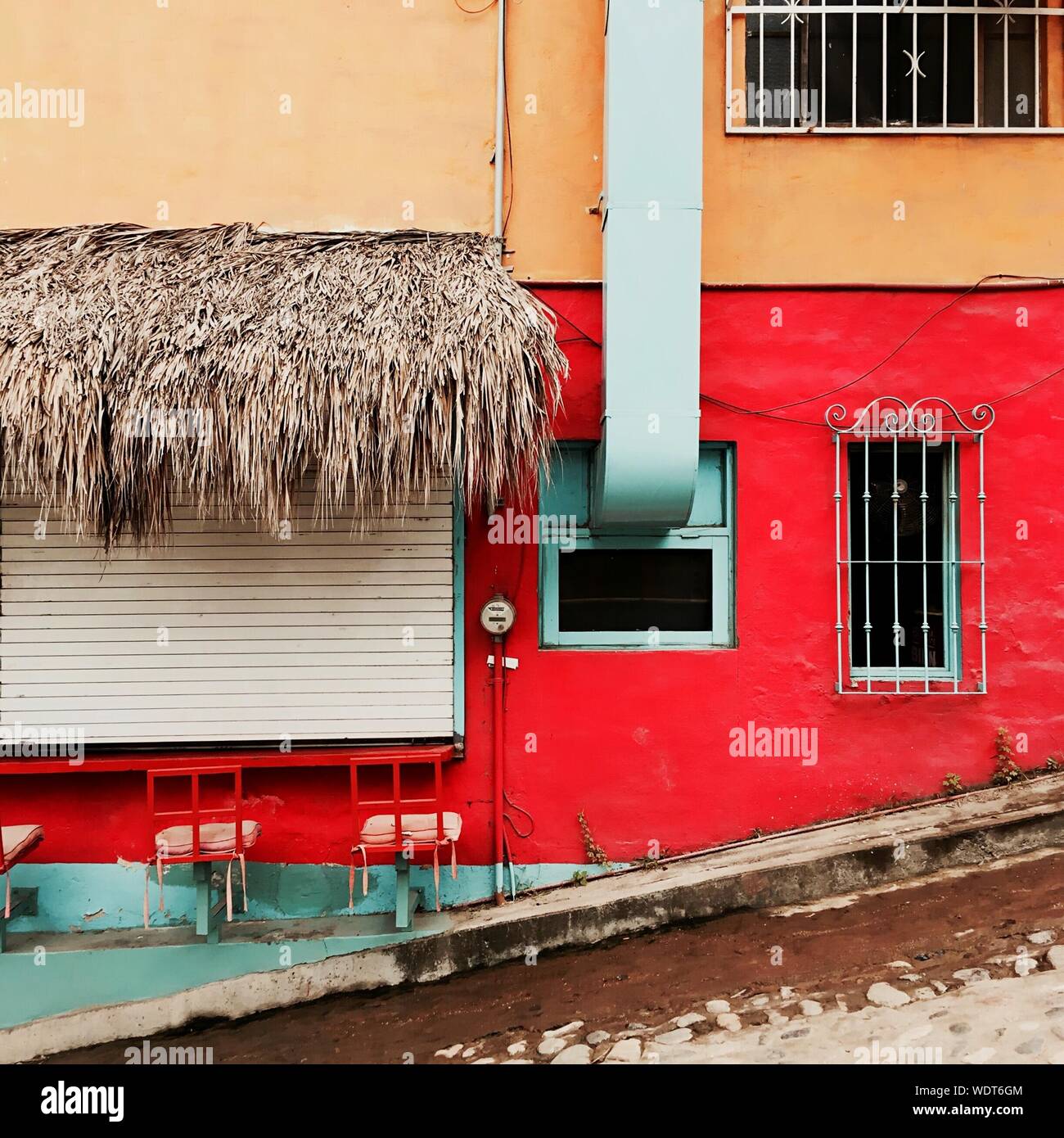 Closed cafe hi-res stock photography and images - Alamy