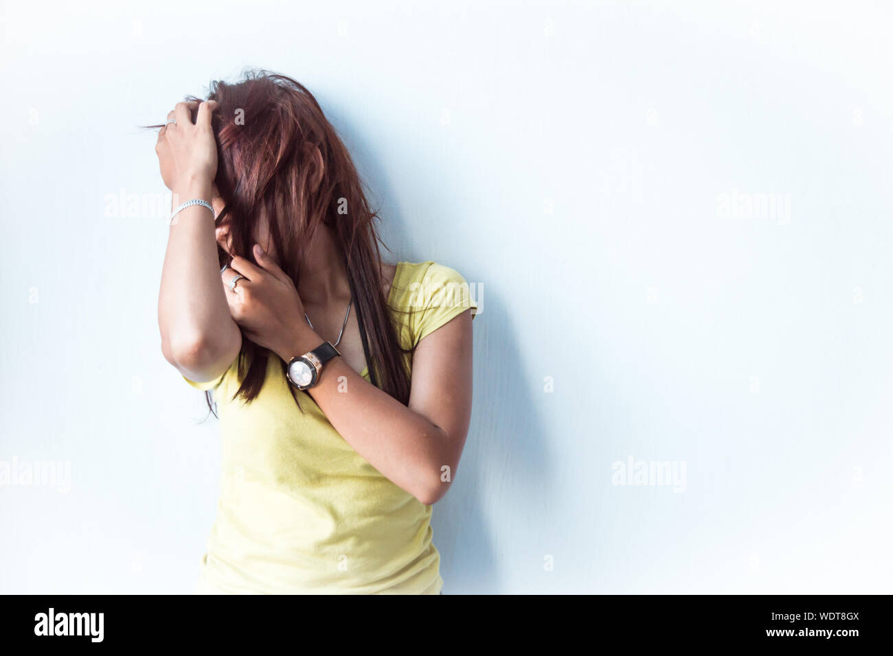 Hair hiding face hi-res stock photography and images - Alamy