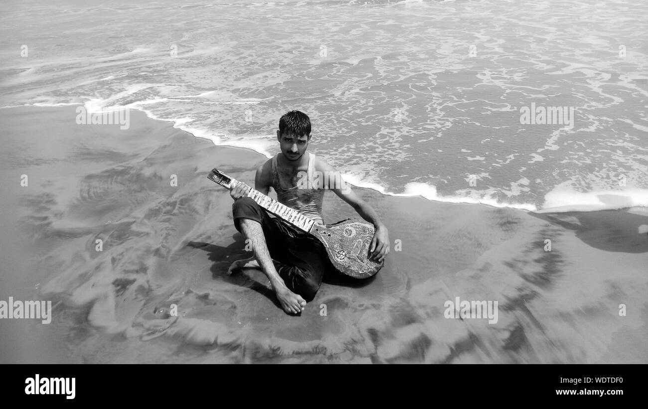 Man playing the sitar hi-res stock photography and images - Alamy