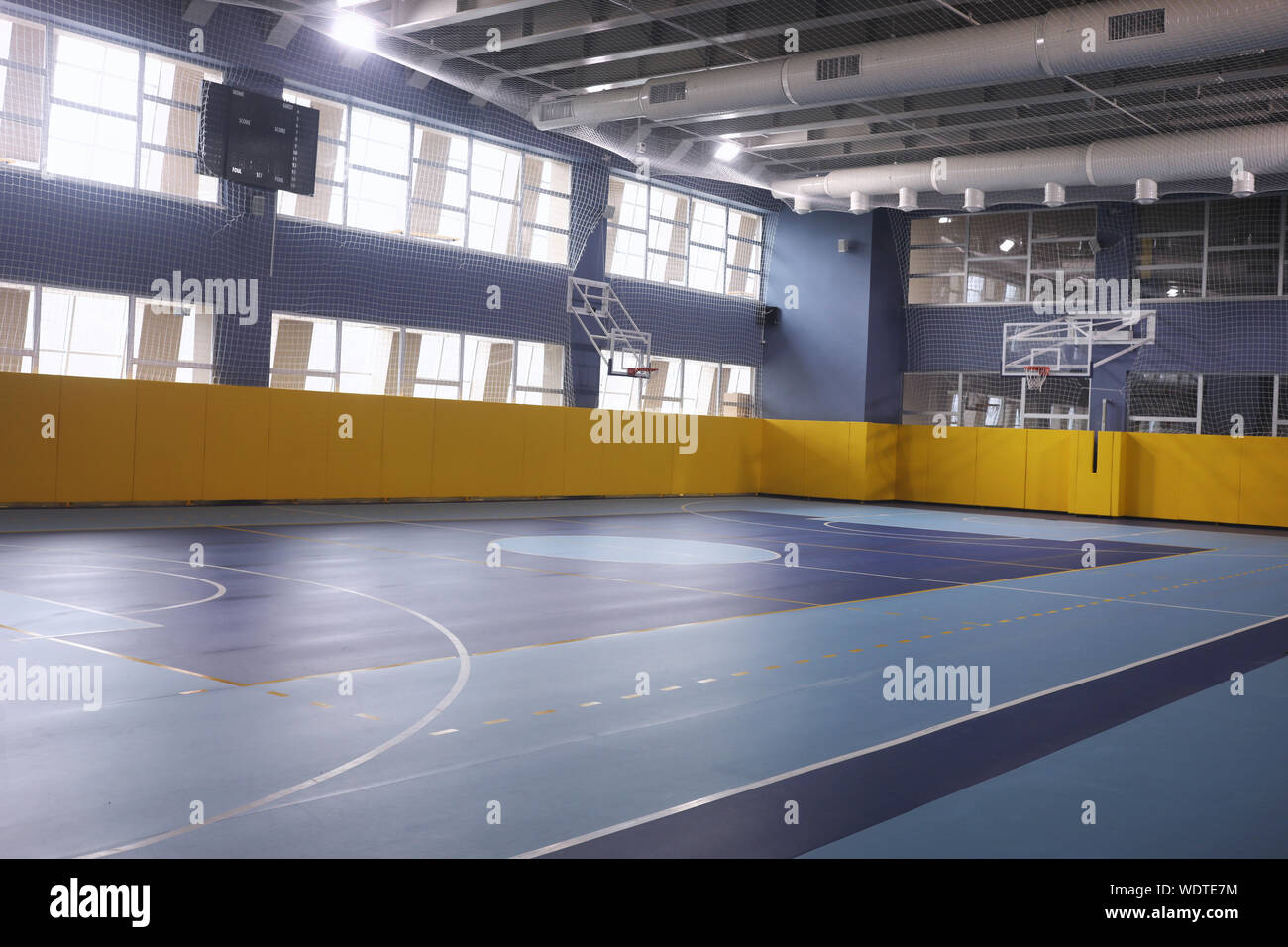 School gymnasium empty hi-res stock photography and images - Alamy