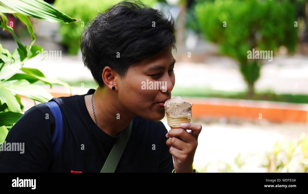 Eating Ice Cream Man Woman High Resolution Stock Photography and Images ...