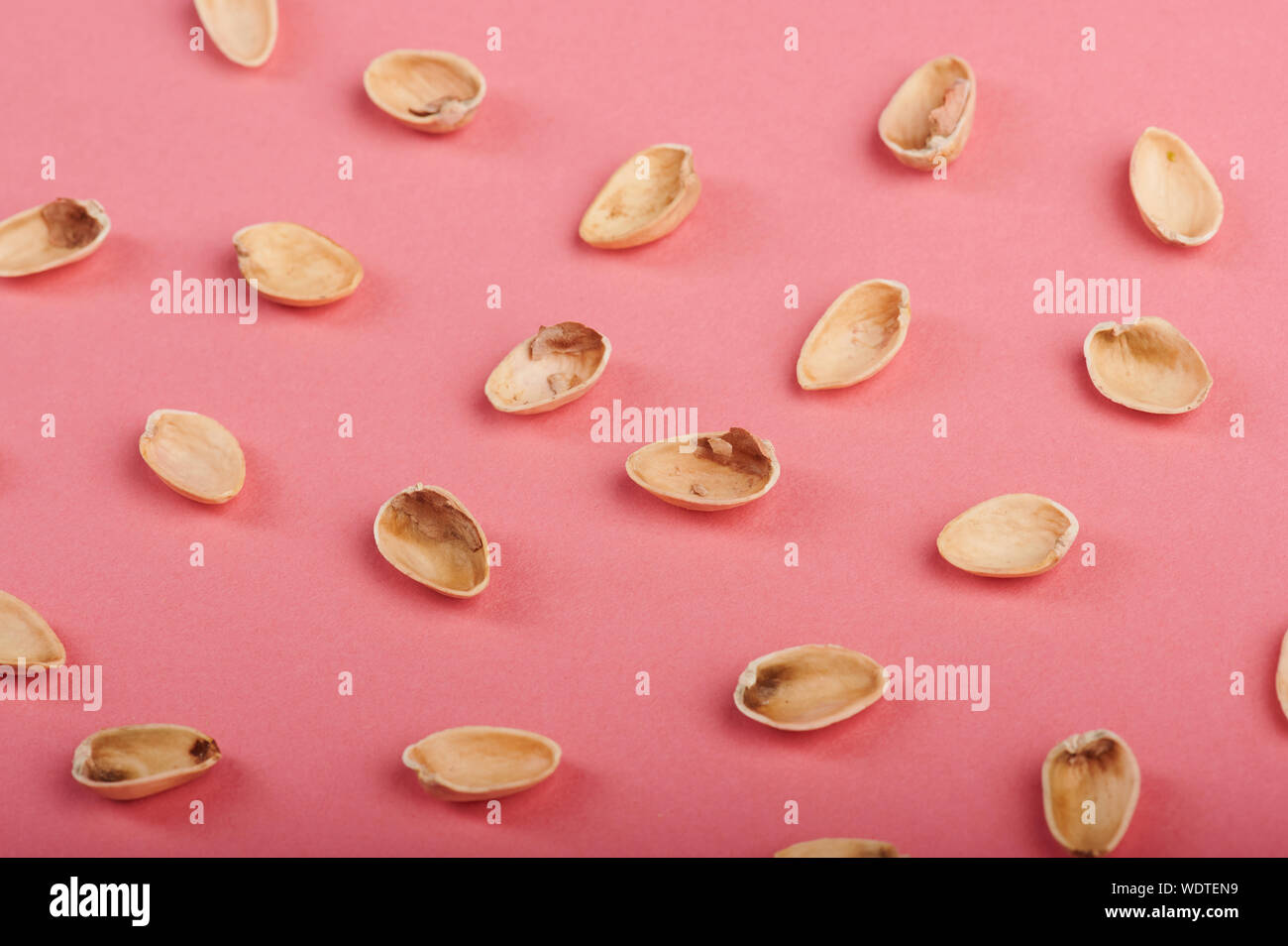 Pattern of empty pistachio shell lay on pink background Stock Photo - Alamy