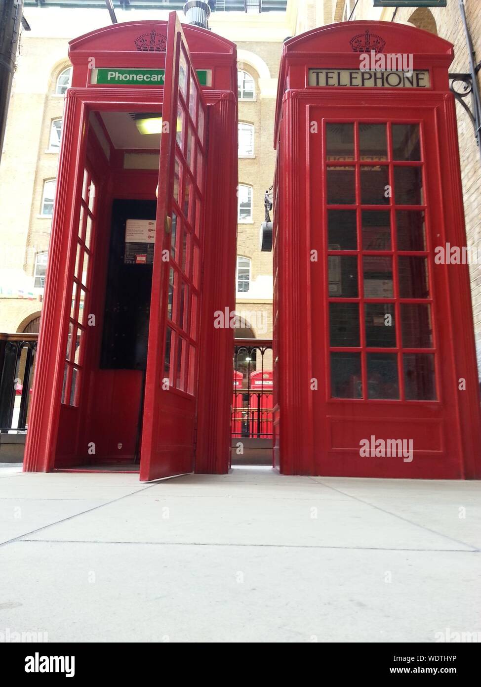 Red telephone booths hi-res stock photography and images - Alamy