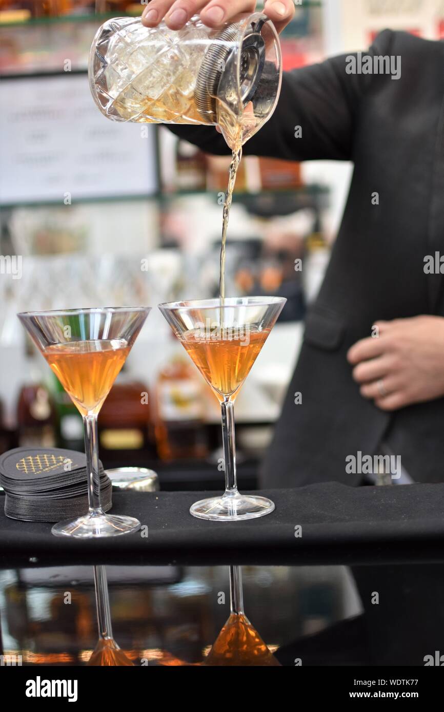 Cocktail martini pouring hi-res stock photography and images - Alamy