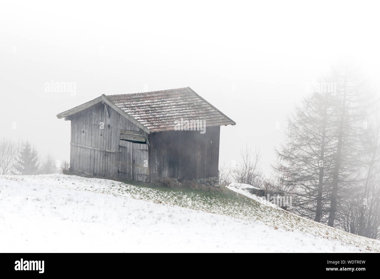 Old house snow hi-res stock photography and images - Alamy
