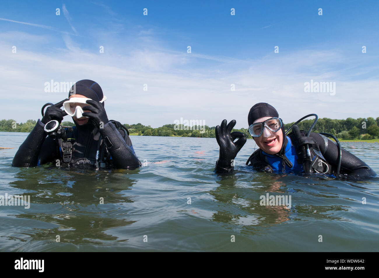 Scuba diving couple hi-res stock photography and images - Alamy