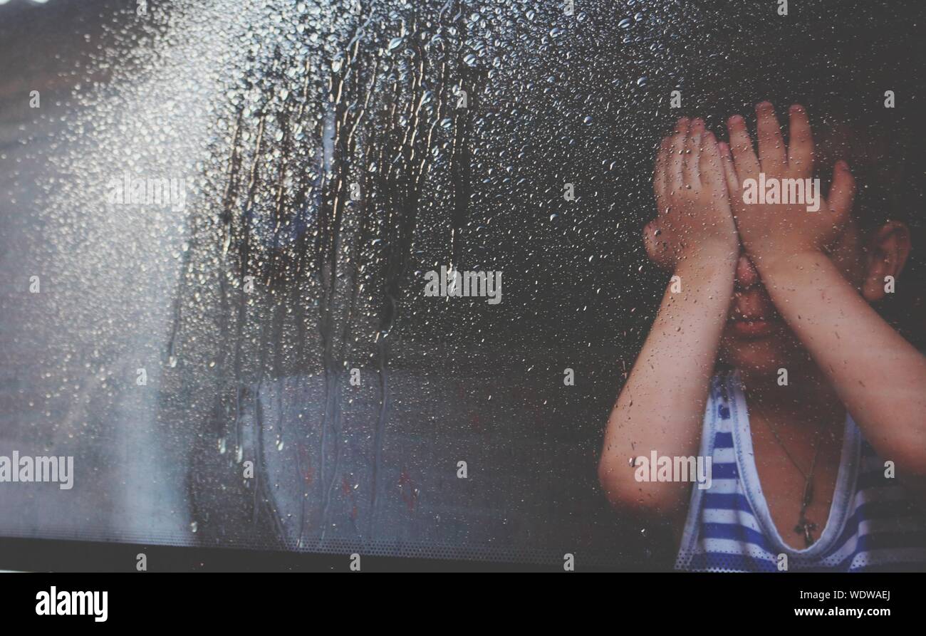 Hand behind window hi-res stock photography and images - Alamy