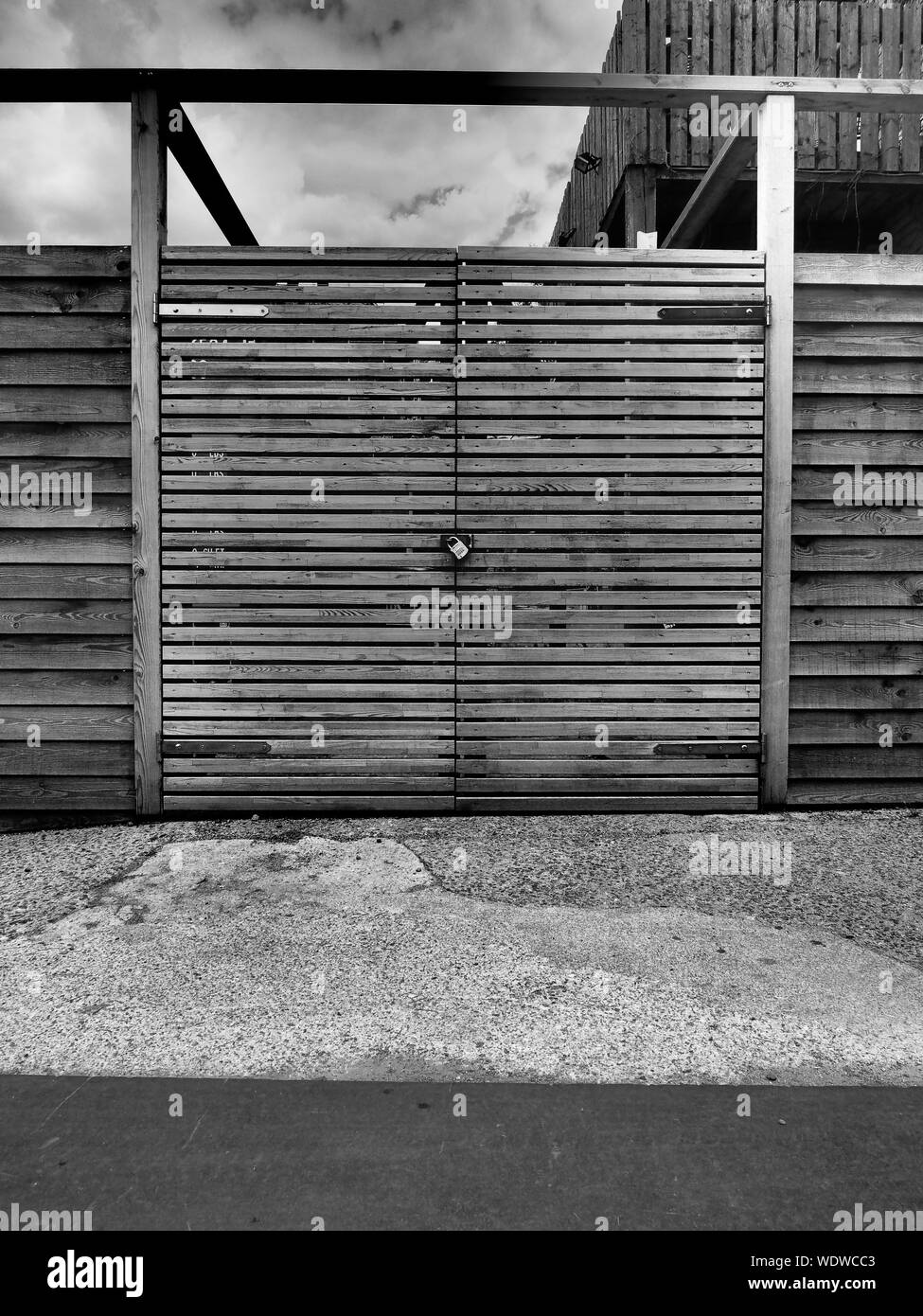 Wooden gate closed hi-res stock photography and images - Alamy